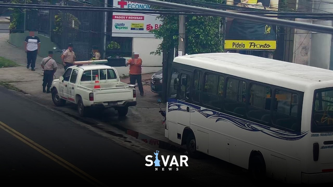 Detienen a busero de la R44 que provocó que pasajero cayera de la ...